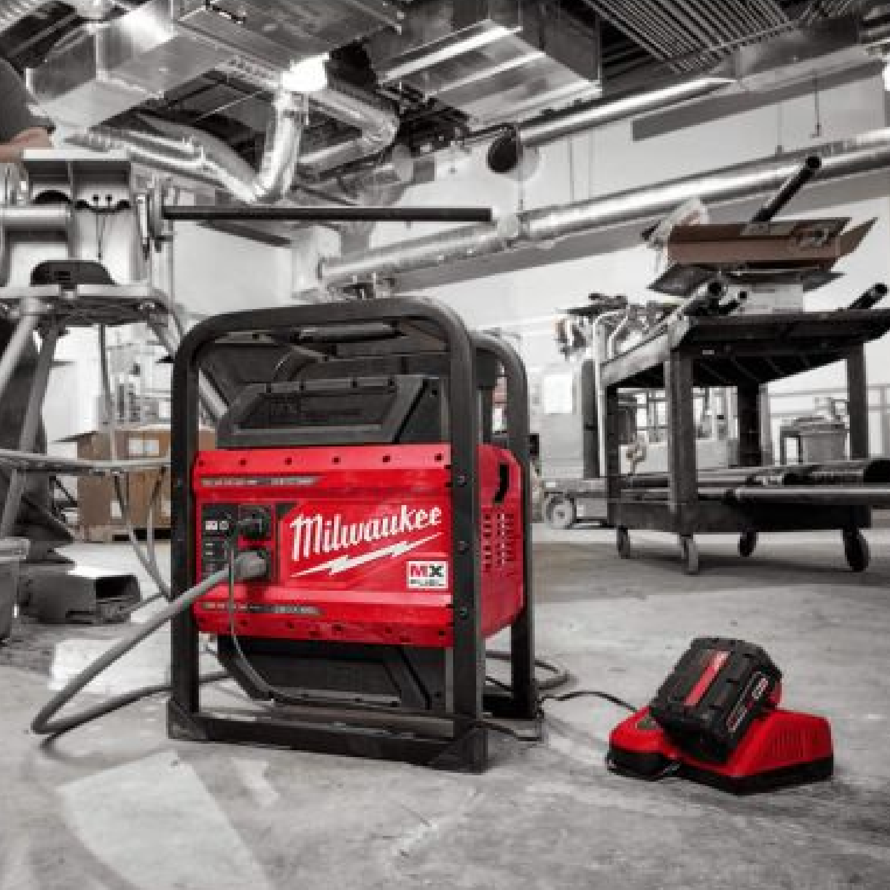 MILWAUKEE MX FUEL 3600W/1800W Portable Power Supply With HD812 Battery ...